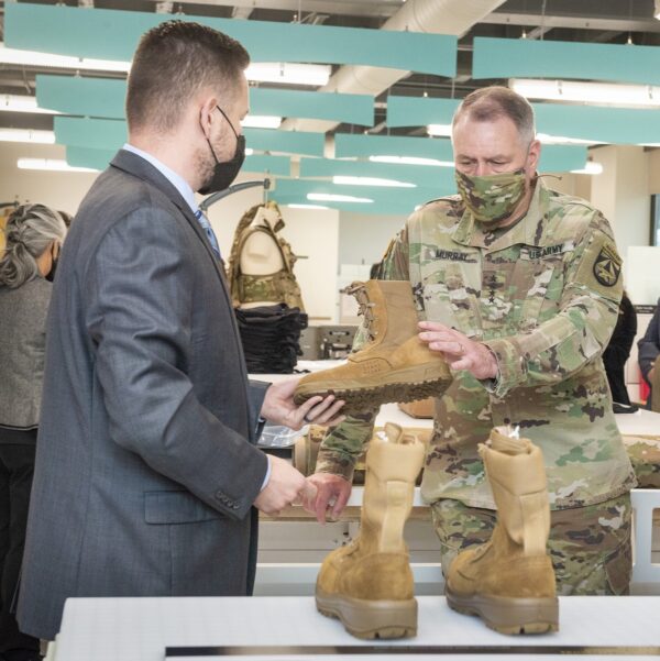 Army Future Command’s GEN Murray Visits DEVCOM Soldier Center for ...